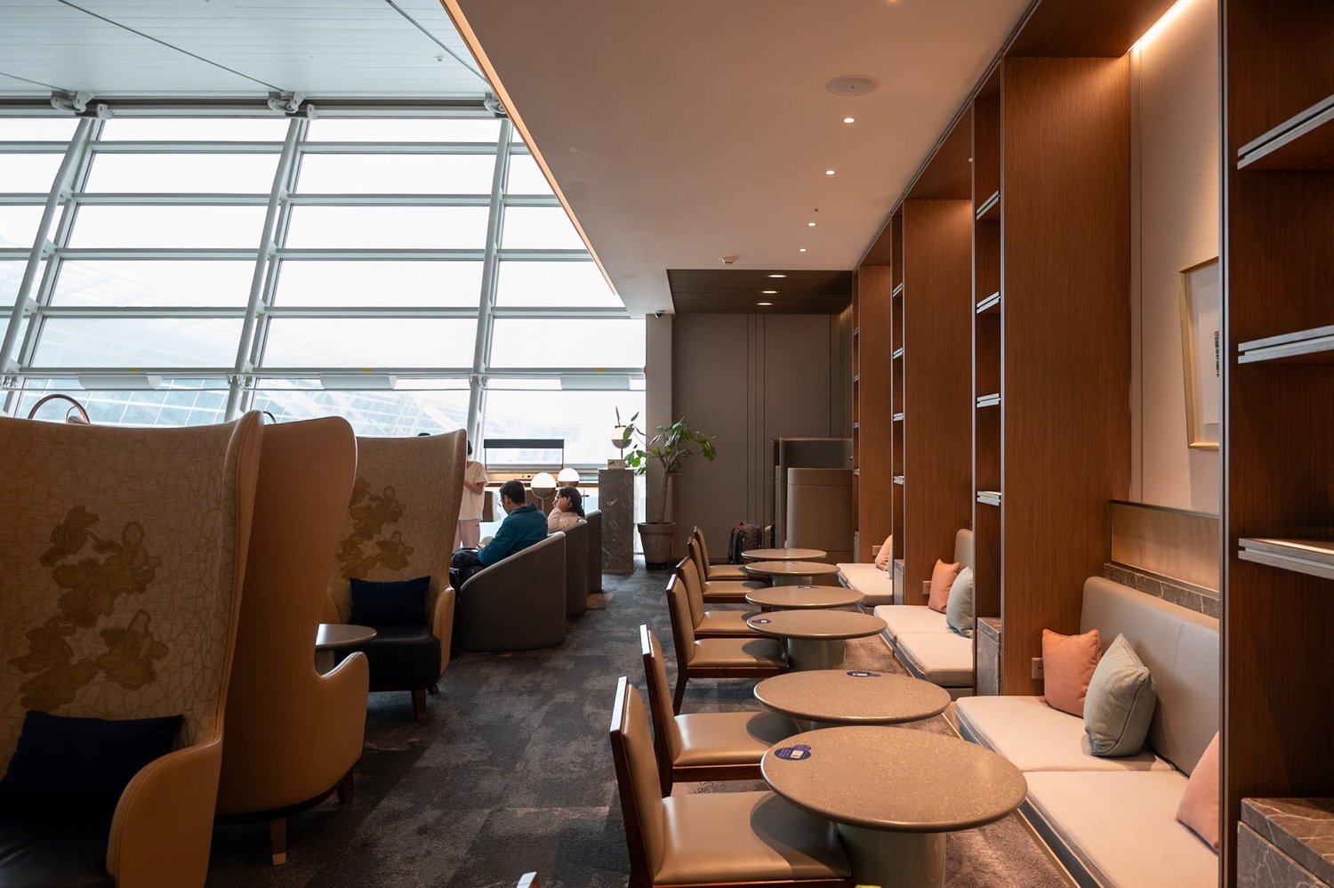 Lounge Review: Singapore Airlines SilverKris Lounge - Incheon ...