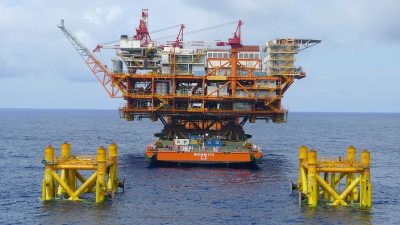 Successful Floatover Installation of HZ25-8 Topside — OffshoreTech, LLC