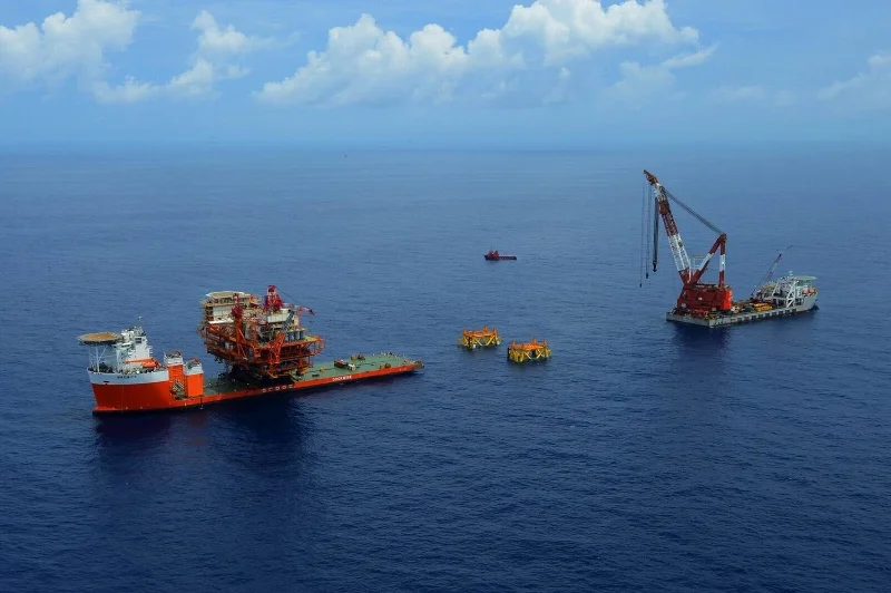 Successful Floatover Installation of HZ25-8 Topside — OffshoreTech, LLC