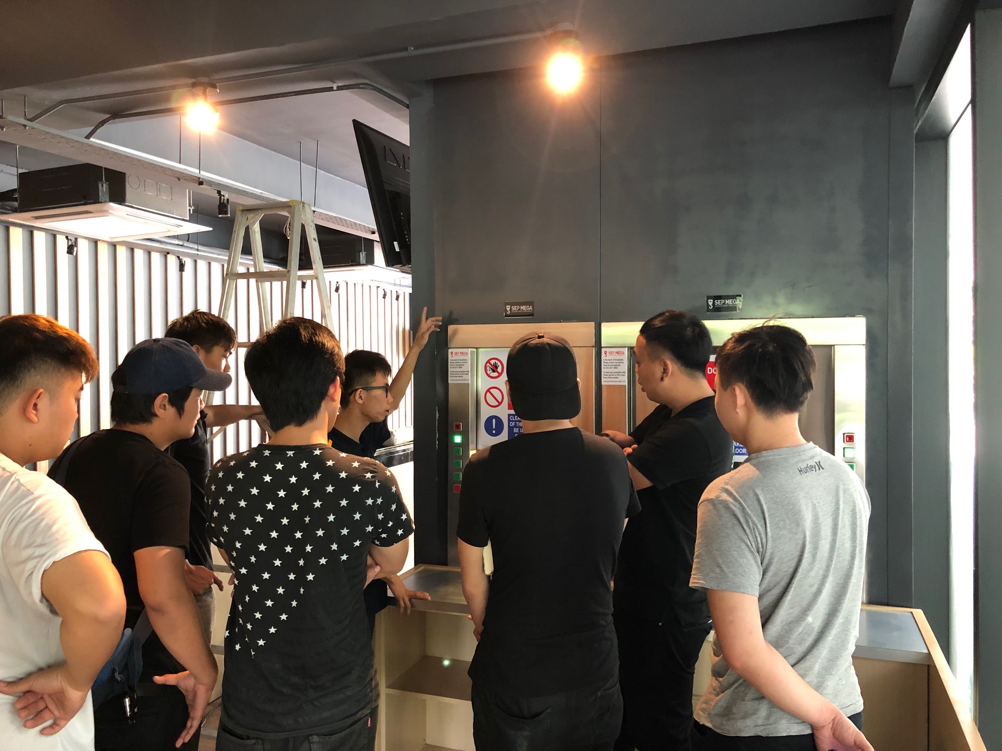 Food Lifts (Dumbwaiters) — SEP MEGA - Dock Levellers & Food Lifts ...