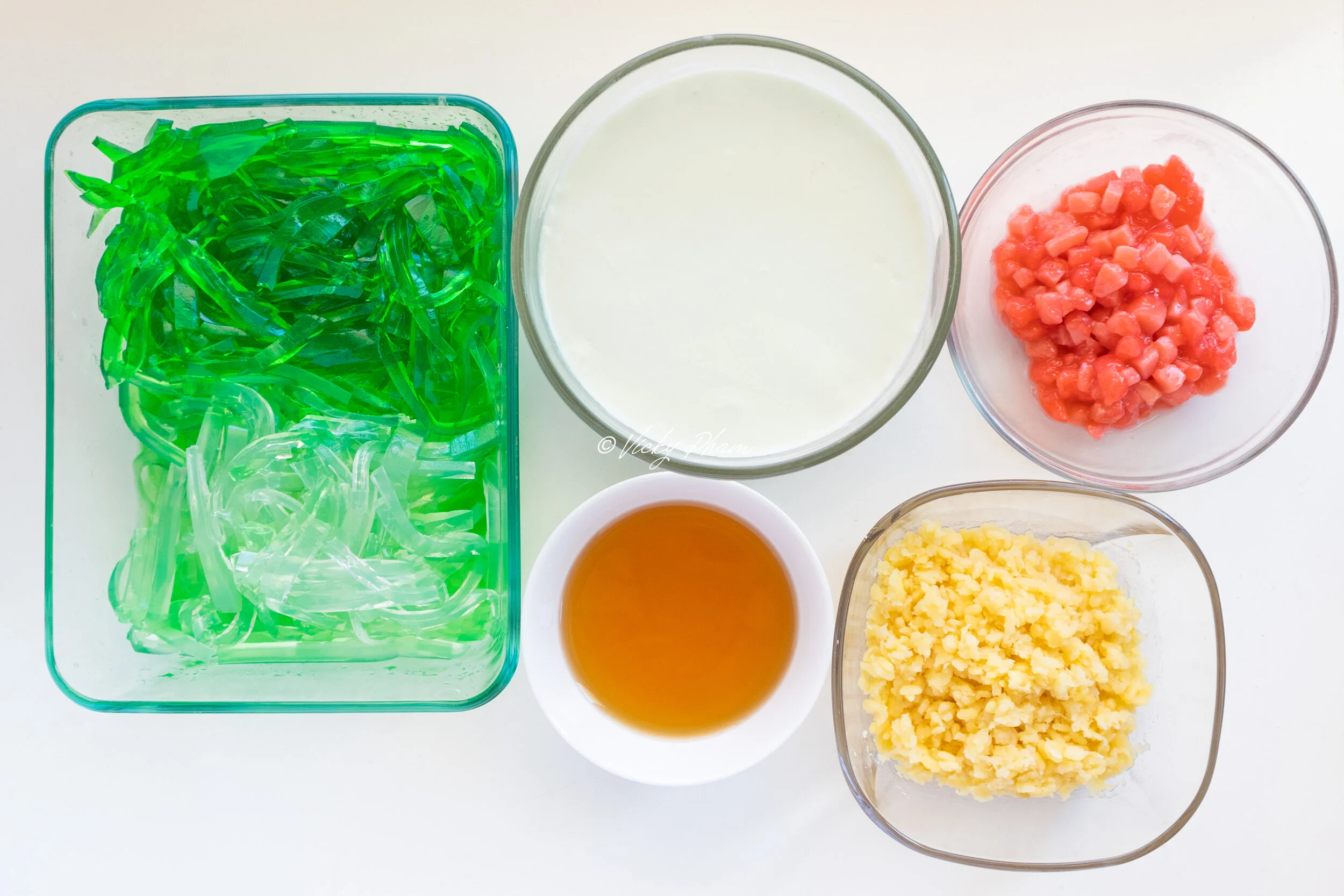 Vietnamese Three Color Dessert (Che Suong Sa Hat Luu / Che Ba Mau ...