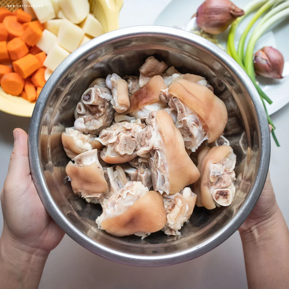 Vietnamese Pig Feet Soup with Potatoes and Carrots (Canh Giò Heo Khoai ...