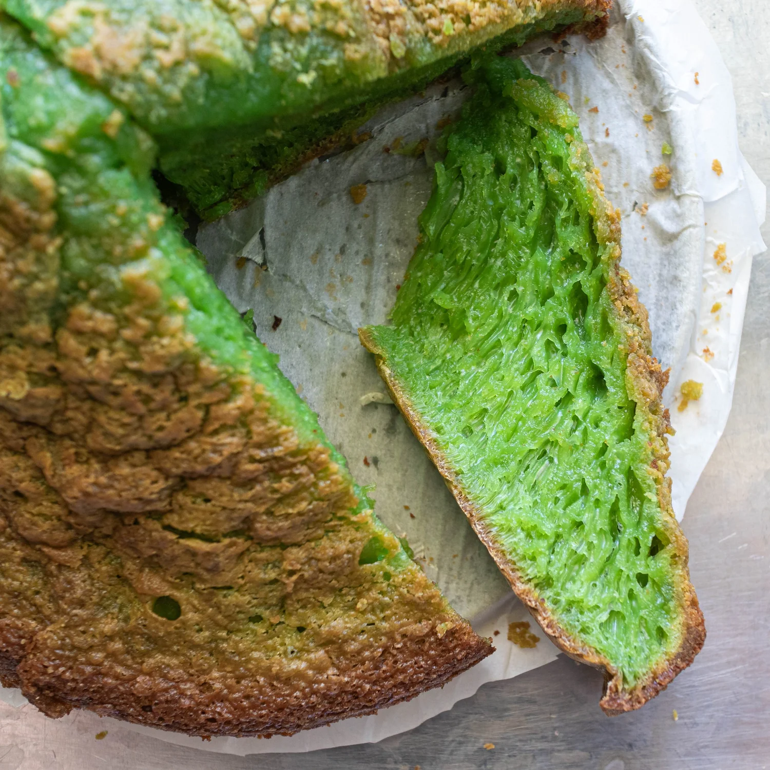 Vietnamese Baked Honeycomb Pandan Cake (Bánh Bò Nướng Trứng Rễ Tre Lá ...