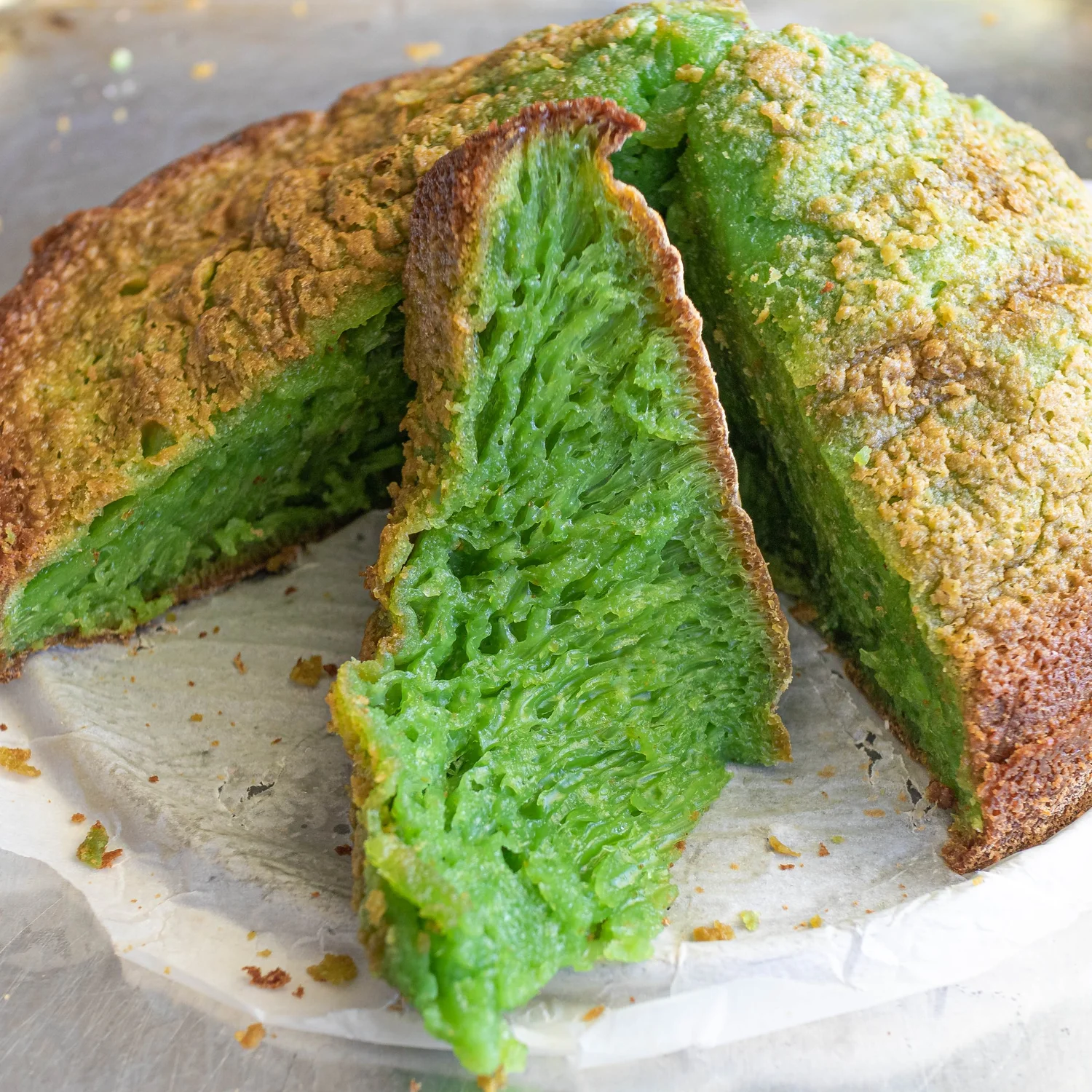 Vietnamese Baked Honeycomb Pandan Cake (Bánh Bò Nướng Trứng Rễ Tre Lá ...