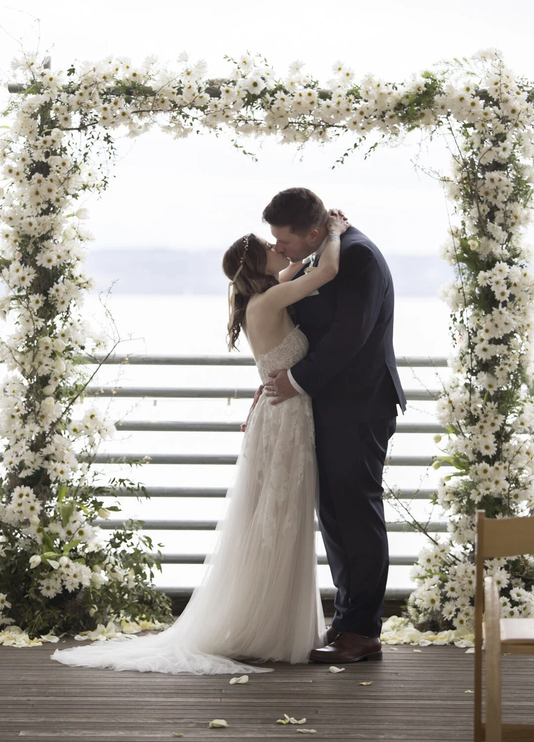 Daisy Filled Wedding on the Waterfront — Bond in Bloom