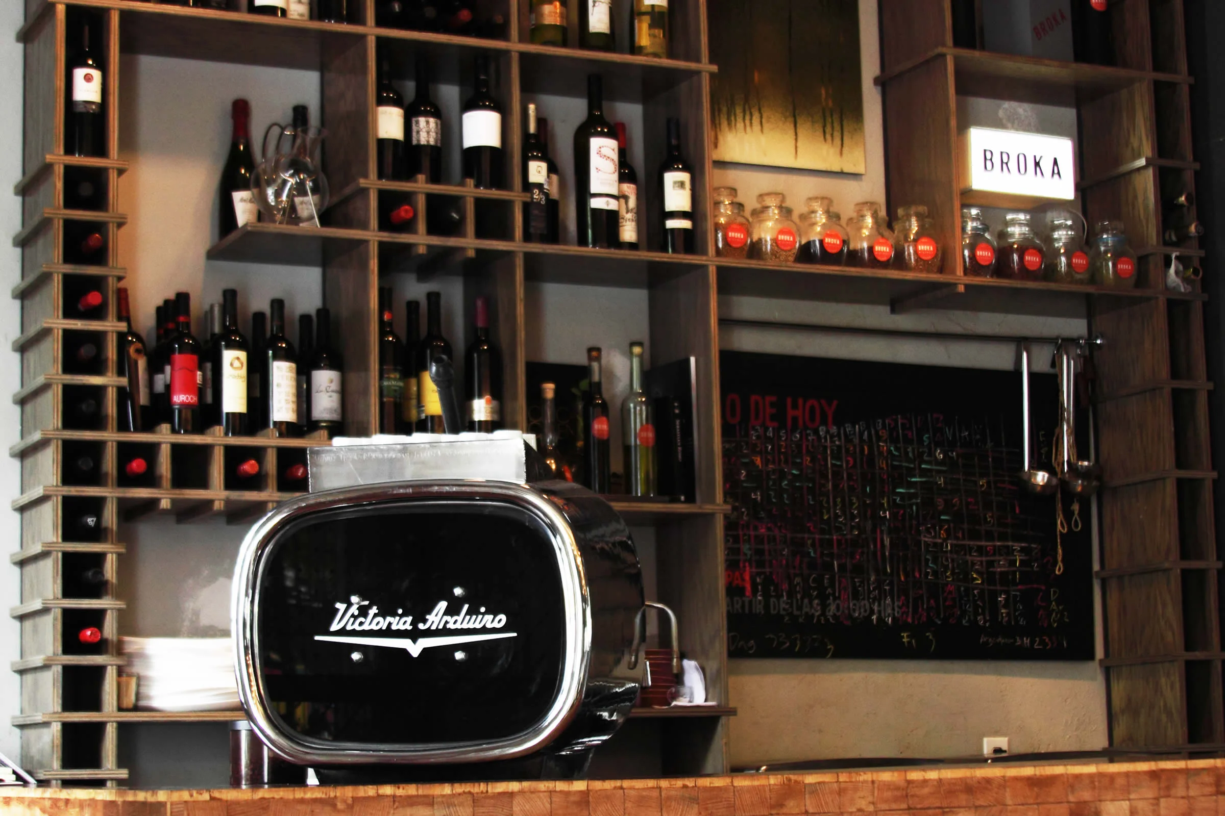 El Patio y la cocina — Broka Bistrot