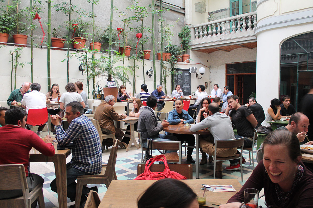 El Patio y la cocina — Broka Bistrot