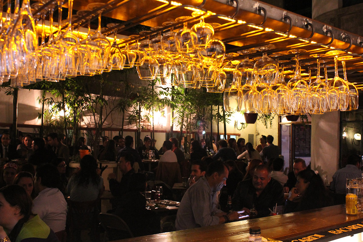 El Patio y la cocina — Broka Bistrot