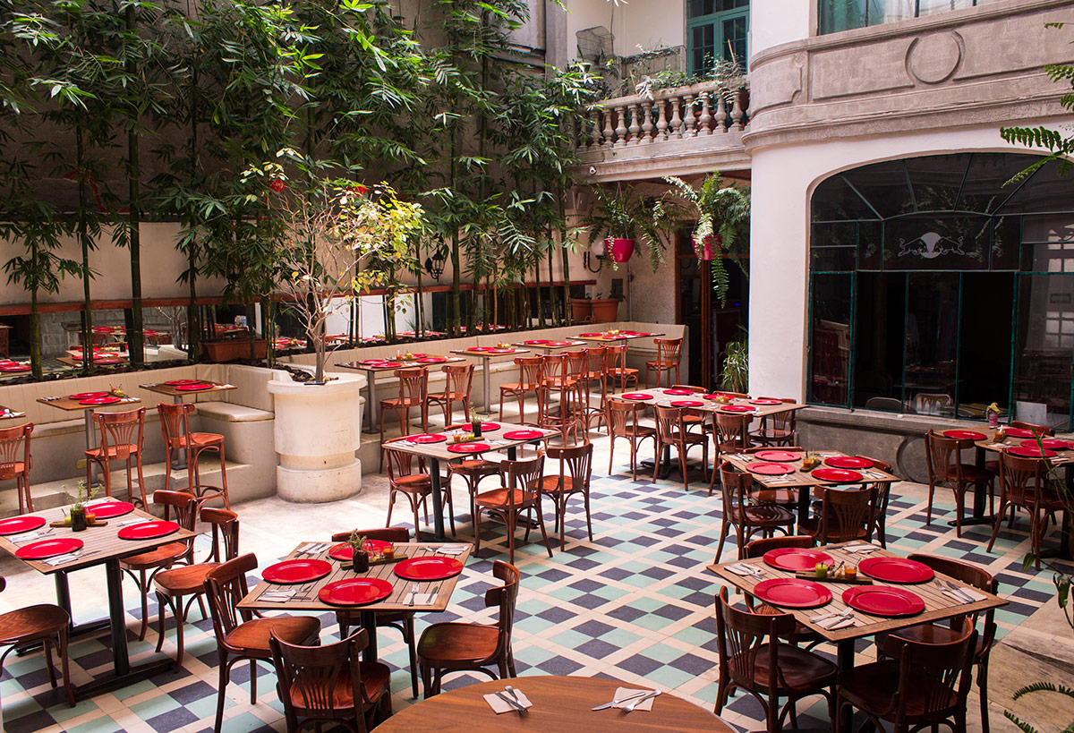 El Patio y la cocina — Broka Bistrot
