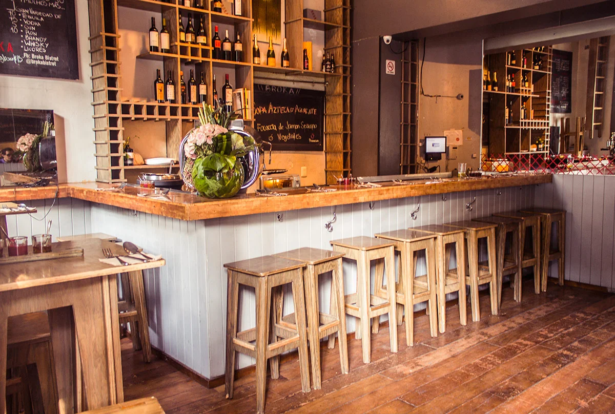 El Patio y la cocina — Broka Bistrot