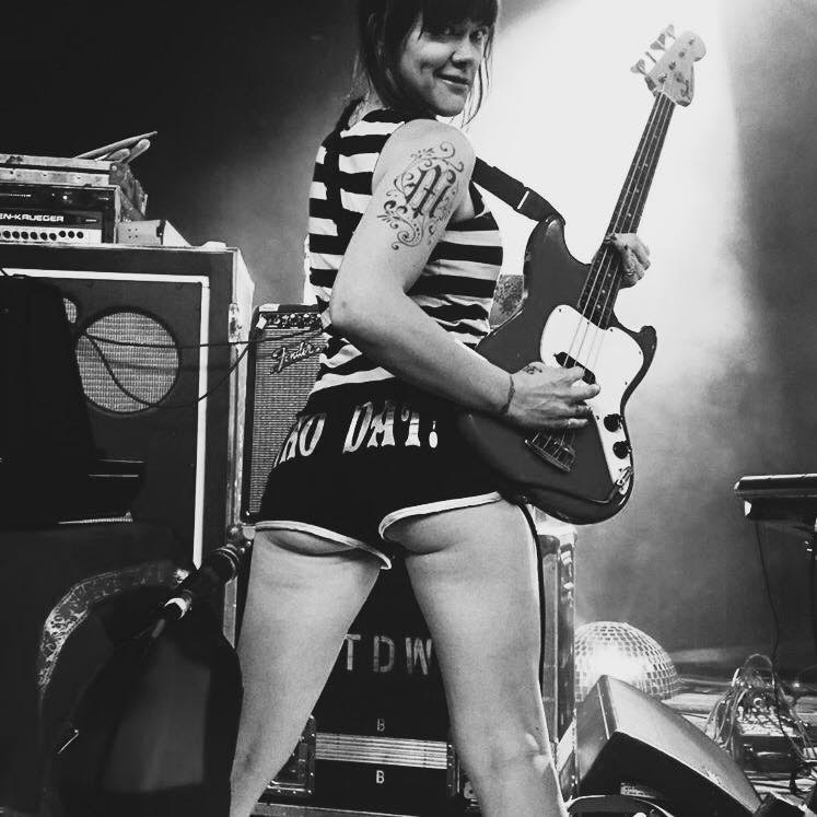 Zia McCabe — Gallien-Krueger Zia McCabe — Gallien-Krueger