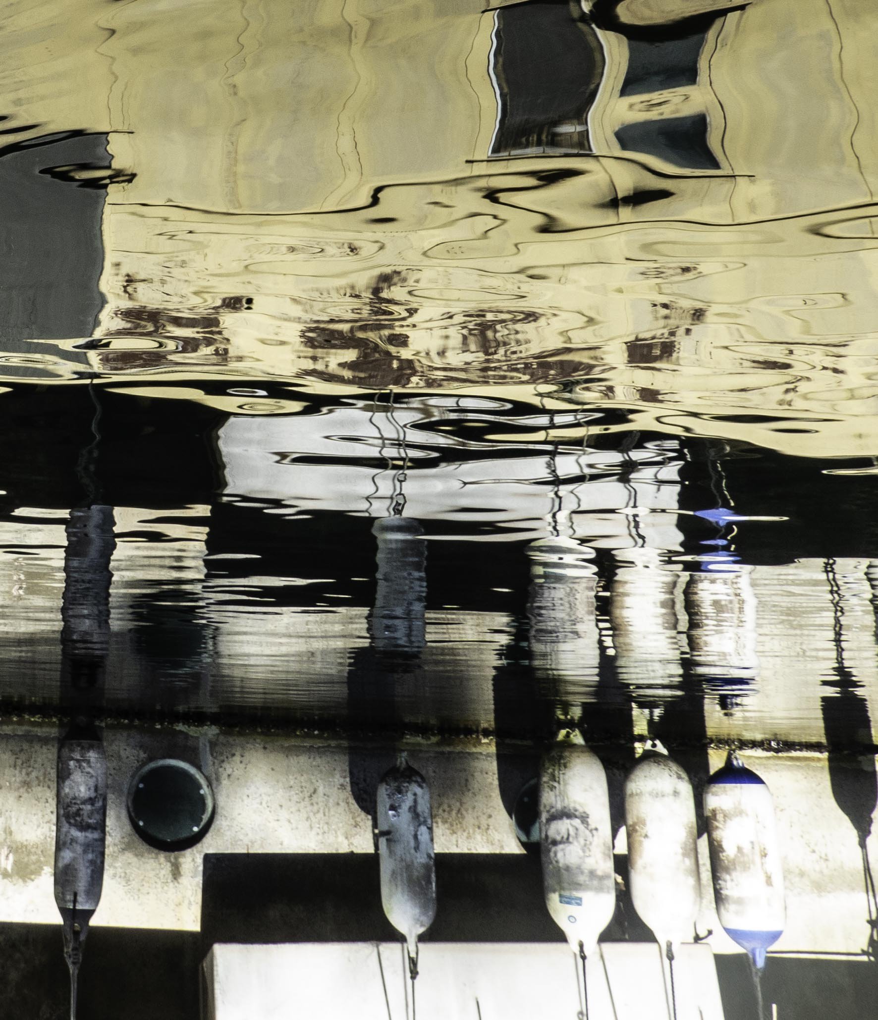 Water Chess – Abstract Photography Capturing Nature’s Liquid Art