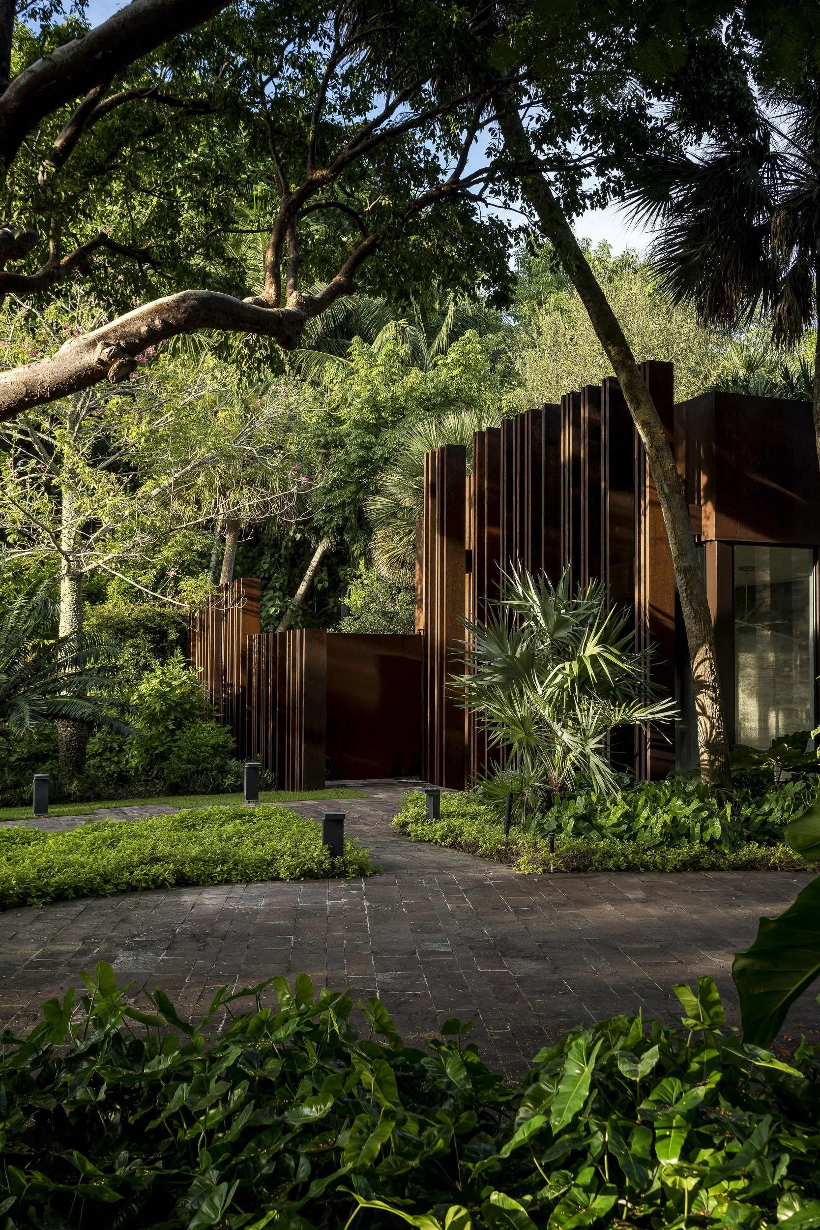 Gatehouse in Coral Gables Rene Gonzalez Architect Raymond Jungles ...