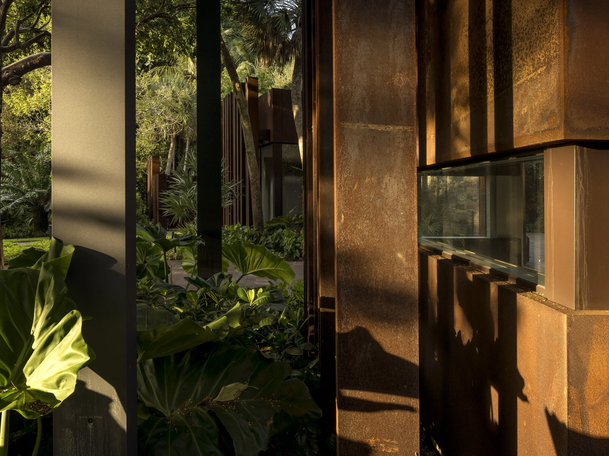 Gatehouse in Coral Gables Rene Gonzalez Architect Raymond Jungles ...