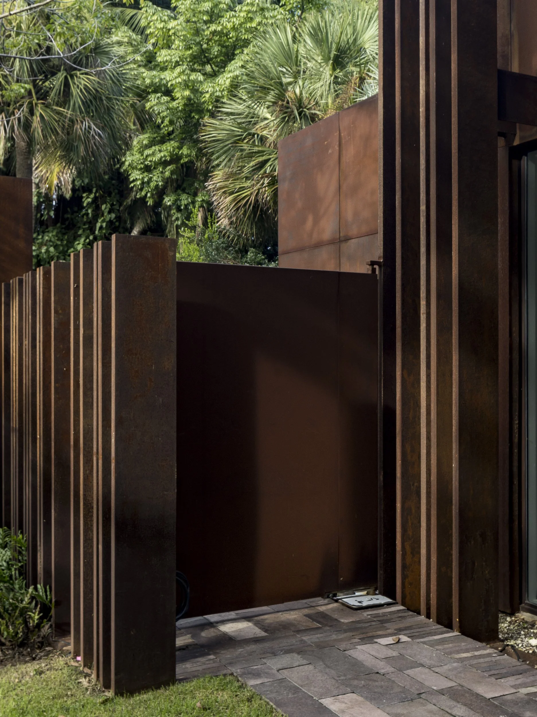 Gatehouse in Coral Gables Rene Gonzalez Architect Raymond Jungles ...