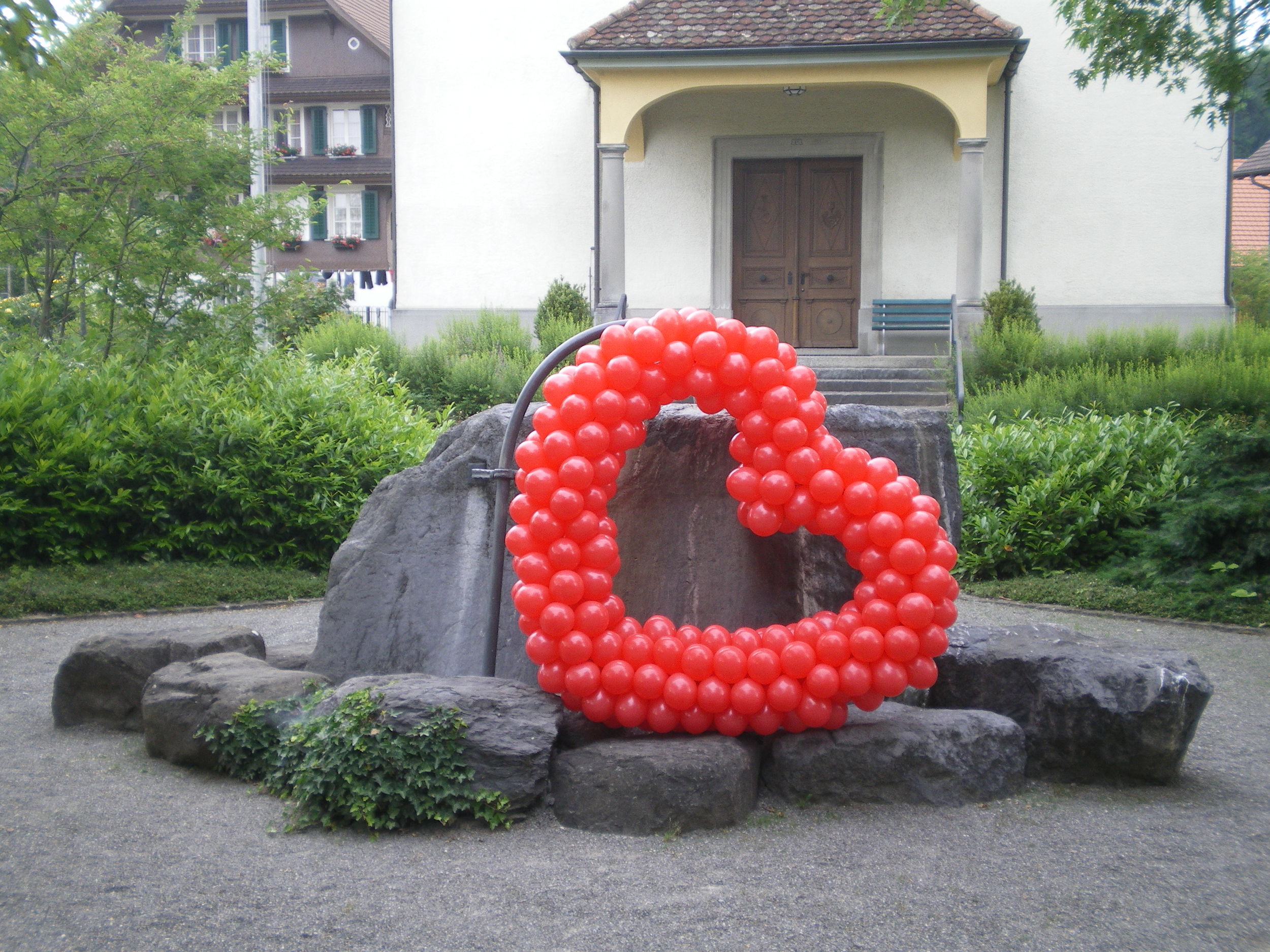 Herz aus Miniballonen — Ballon Box AG – Ihr Schweizer Ballon-Spezialist