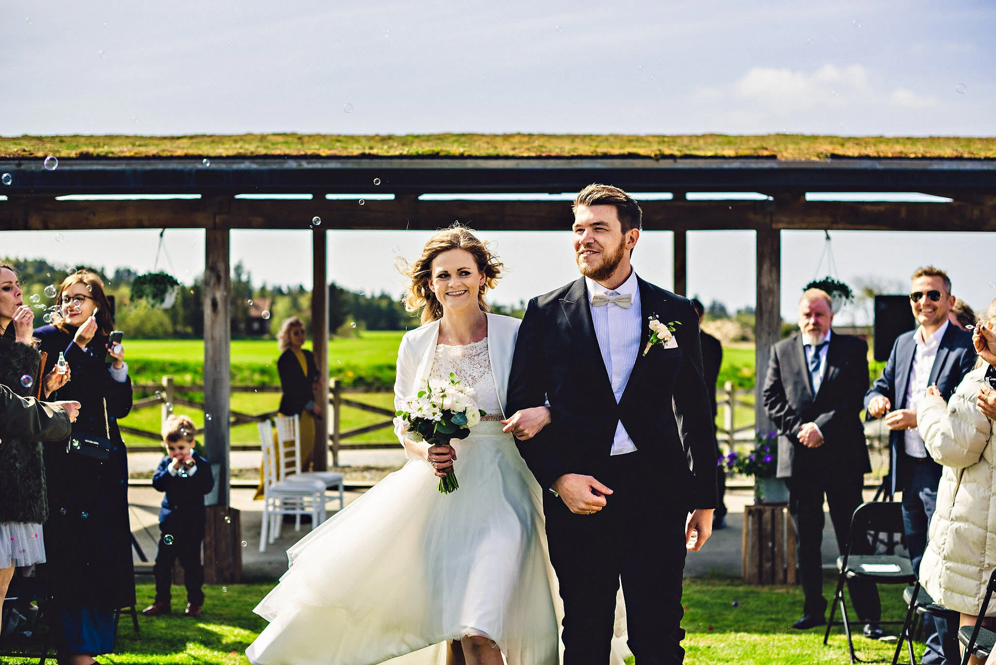 Bryllup på Solastranden Gård med utendørs vielse - Bryllupsfotograf ...
