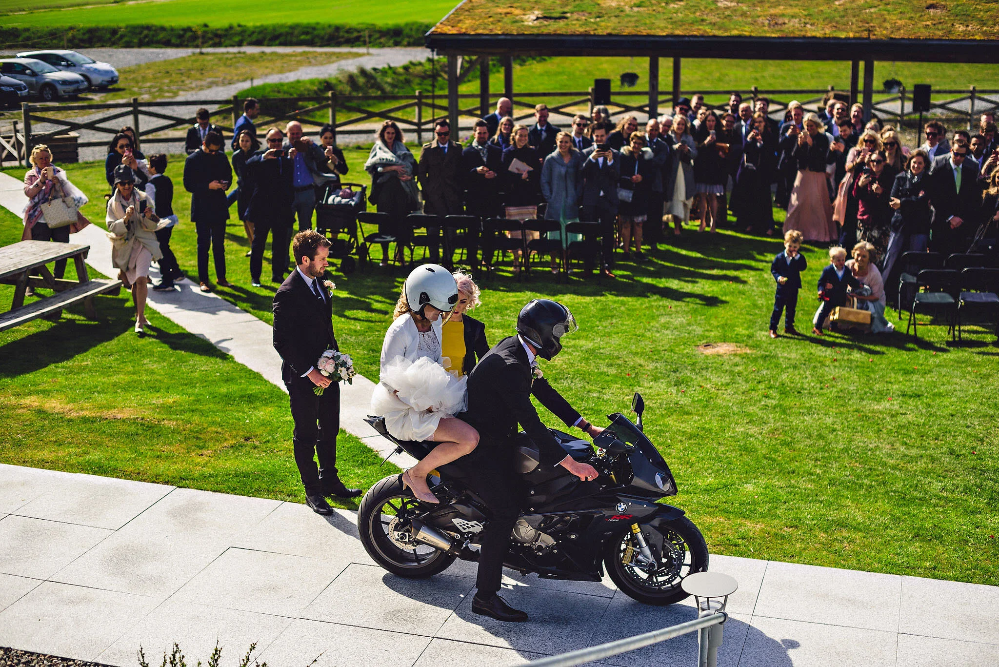 Bryllup på Solastranden Gård med utendørs vielse - Bryllupsfotograf ...