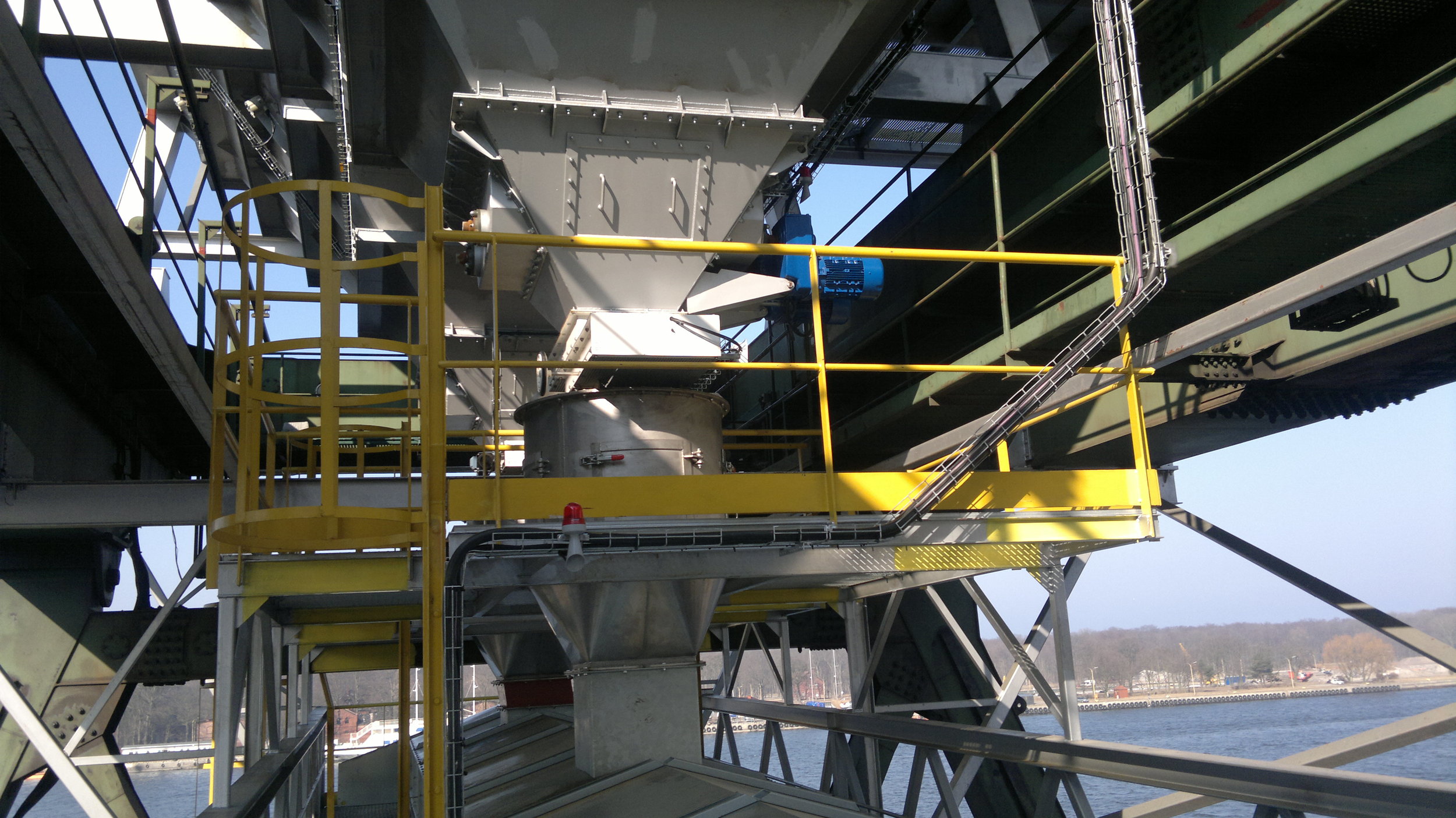 Bulk Materials DIscharge Hopper | DOCKSOLID | Bulk Port Equipment