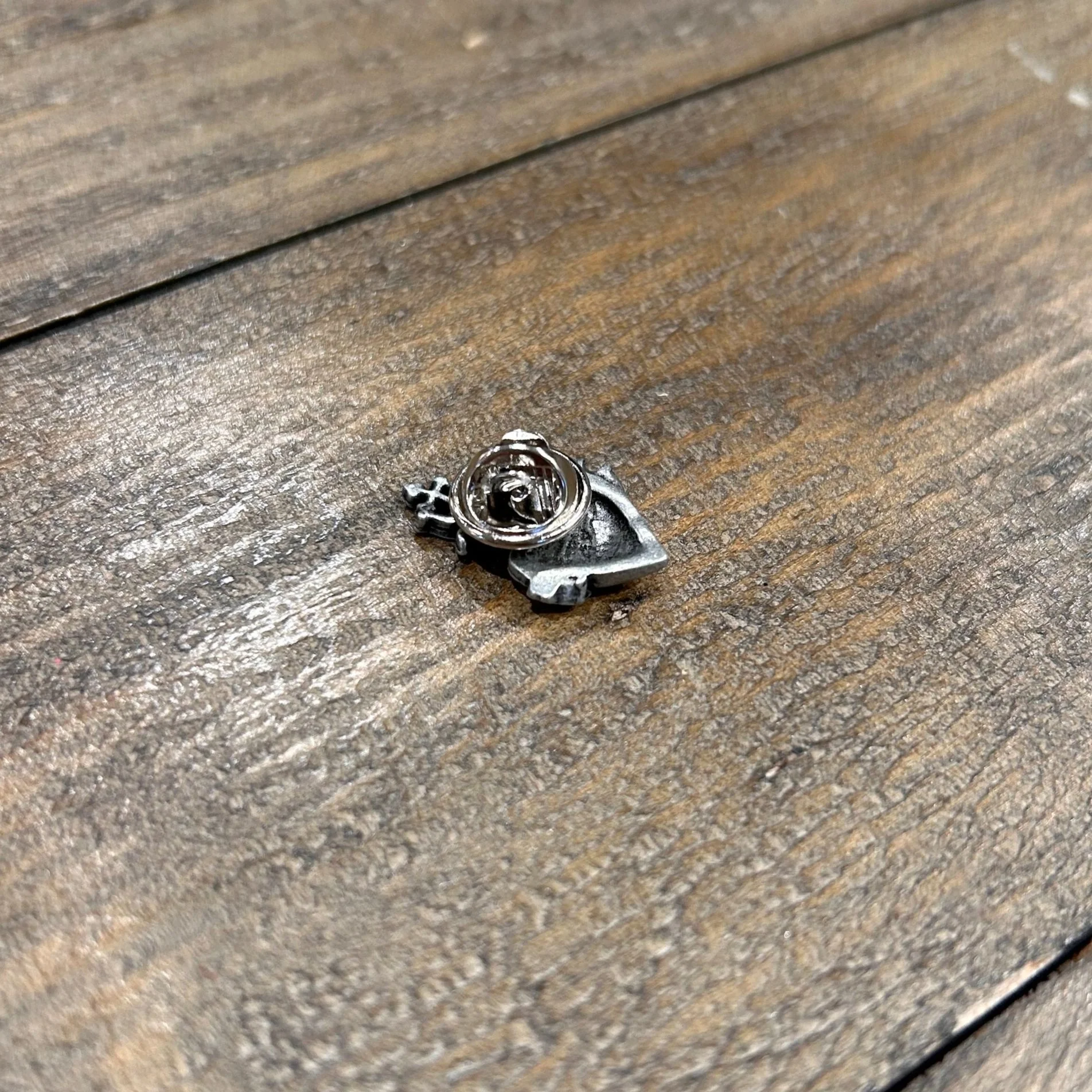 Sacred Heart Lapel Pin — Catholic Sacramentals