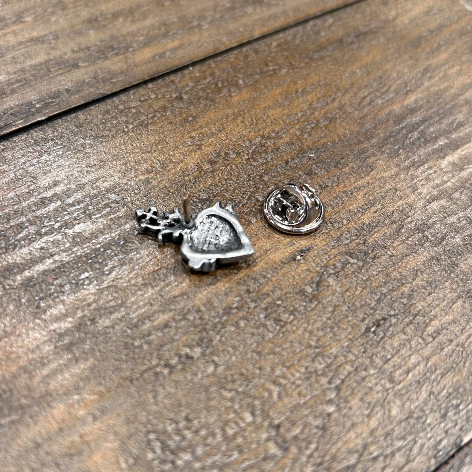 Sacred Heart Lapel Pin — Catholic Sacramentals