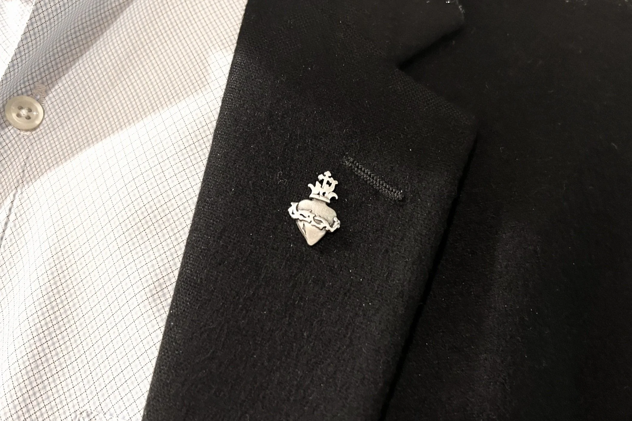Sacred Heart Lapel Pin — Catholic Sacramentals