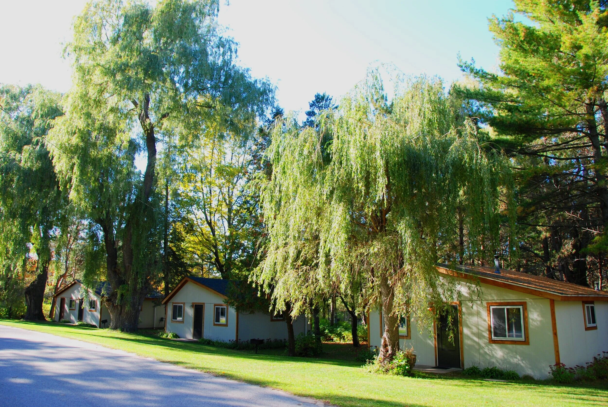 lakeside COTTAGE RENTALS — Legs Inn