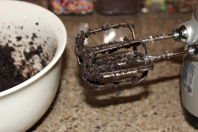 Valentine Oreo Balls — Baking in Heels