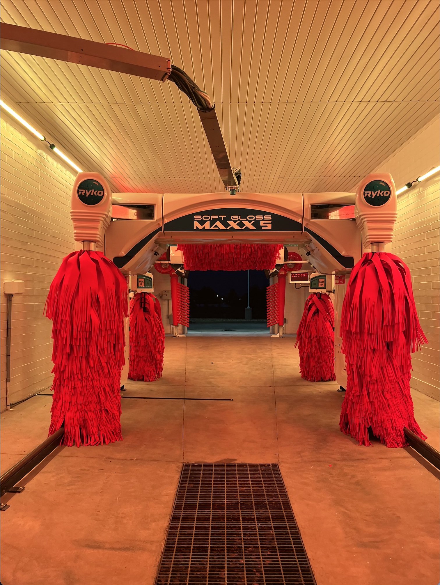 Car Wash — Holiday Oil