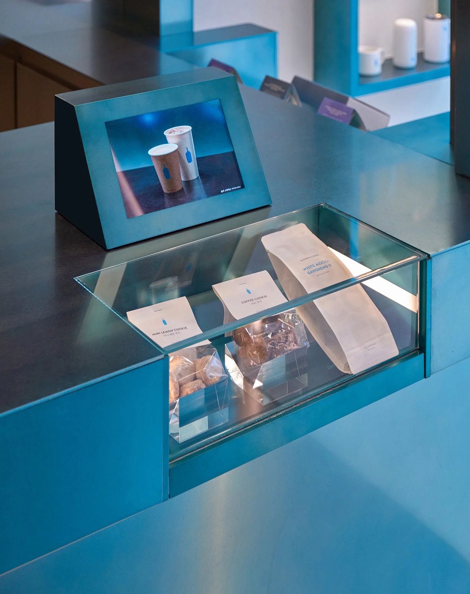 BLUE BOTTLE COFFEE MYEONGDONG — Teoyang Studio