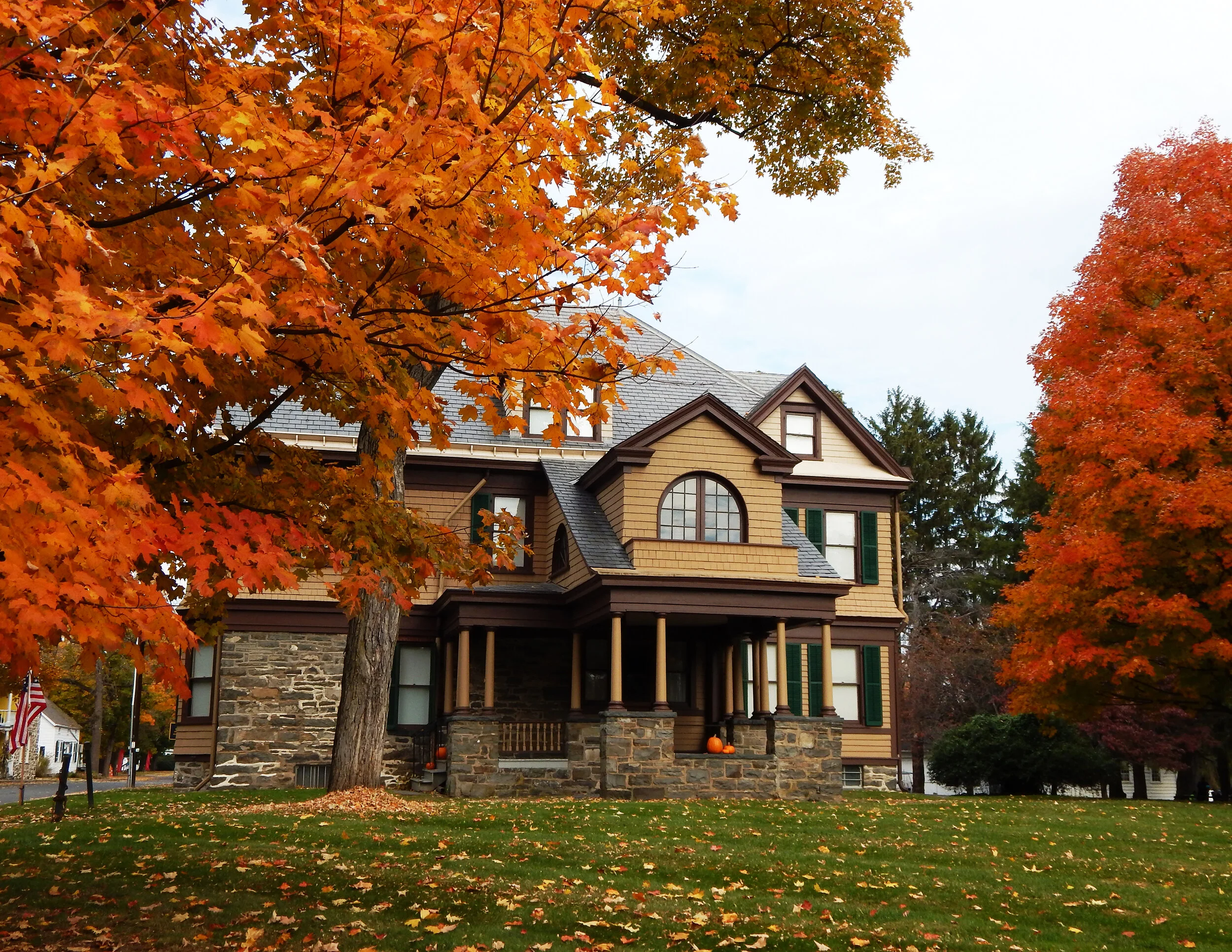 Our Houses — Historic Huguenot Street