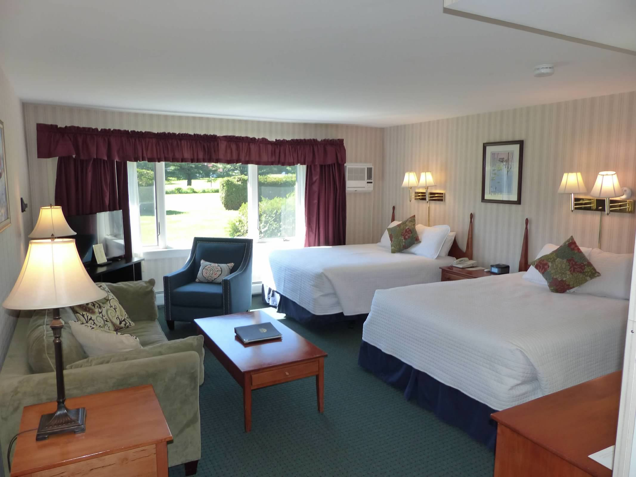 Deluxe Eff - 2Q/couch — Stowe Motel & Snowdrift