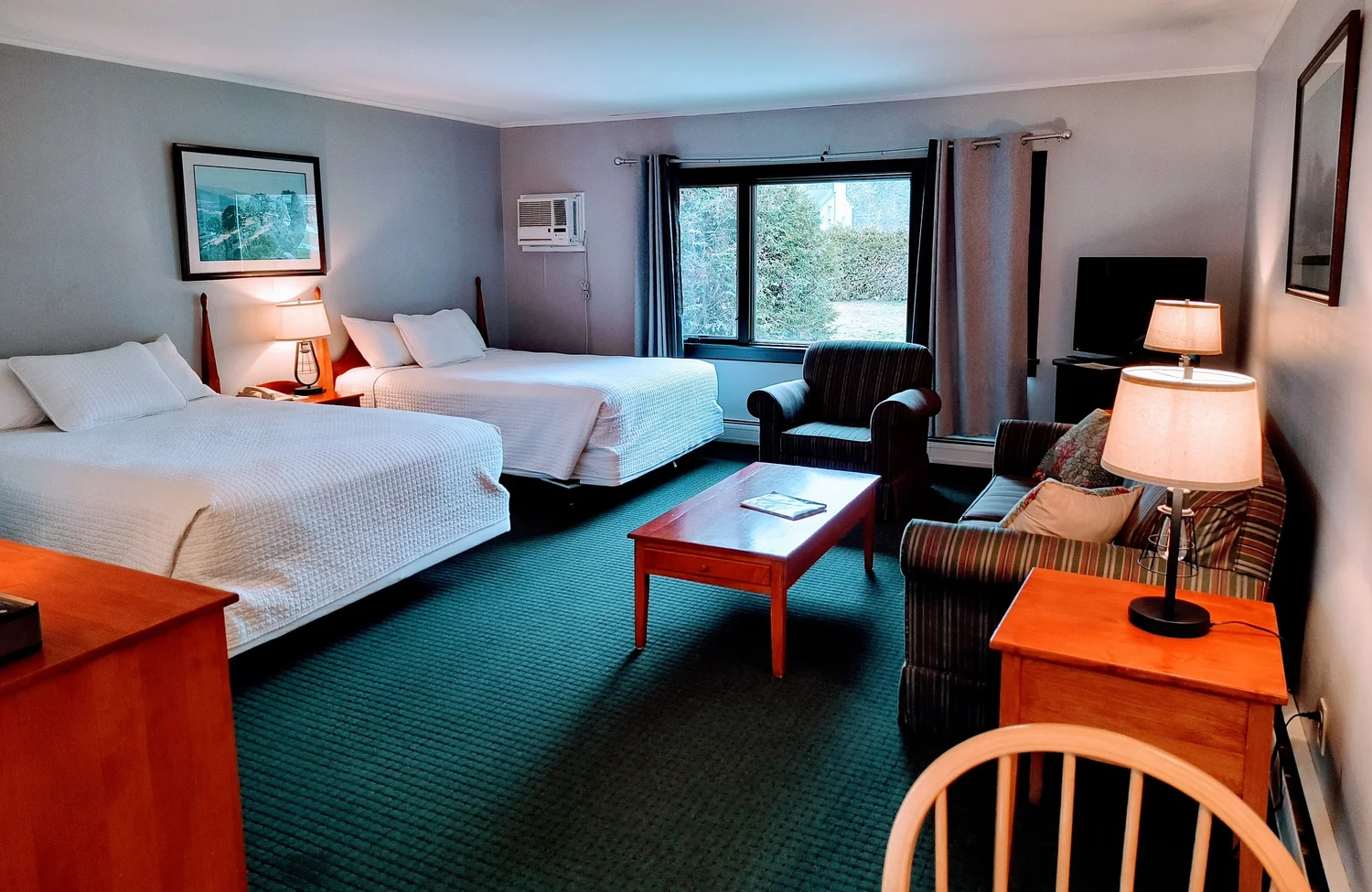 Deluxe Eff - 2Q/couch — Stowe Motel & Snowdrift