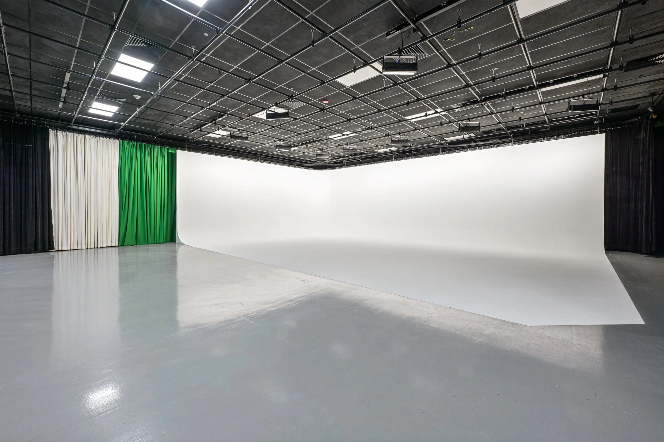 Soundstage Rental Brooklyn | Cyclorama Studio NYC | Cyc Wall ...