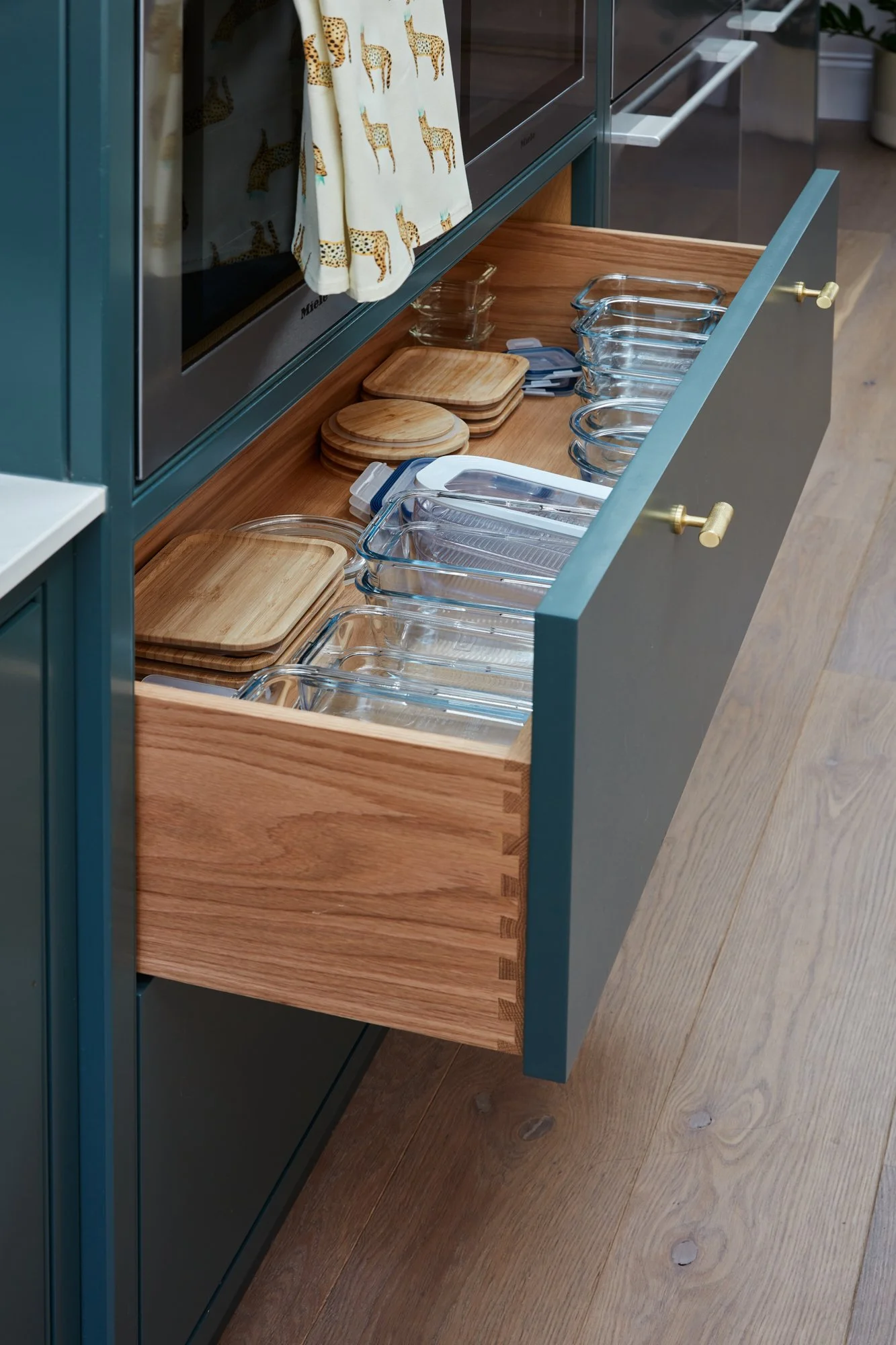 Fulham Kitchen, Bar, Larder and Book Shelf — Herringbone House