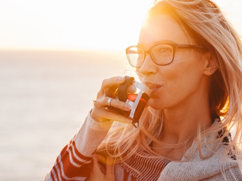 6 Easy Ways To Get Rid of Glasses Glare in Photos