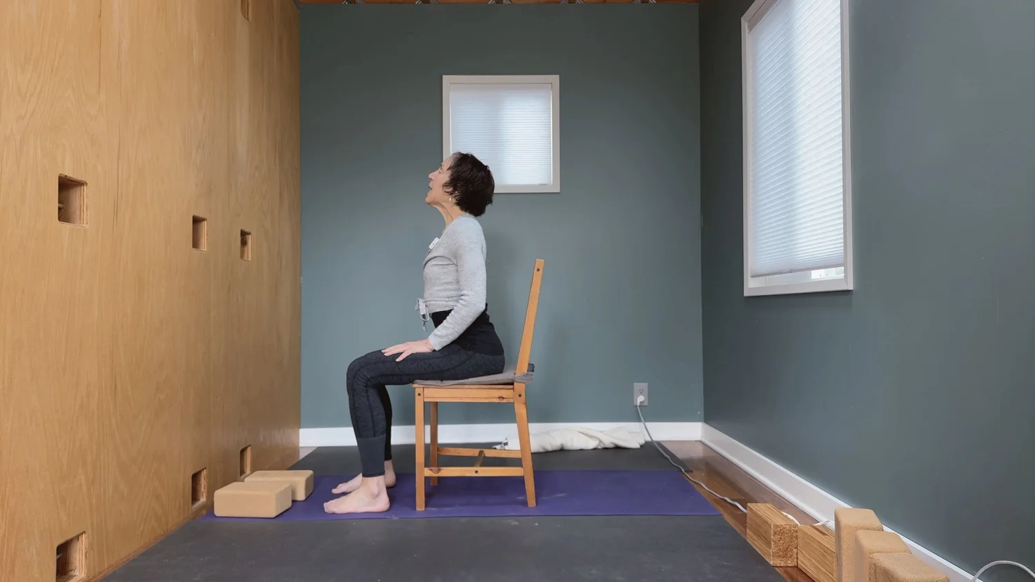 Desk Stretch Chair Stretch for beginners — WINI LINGUVIC