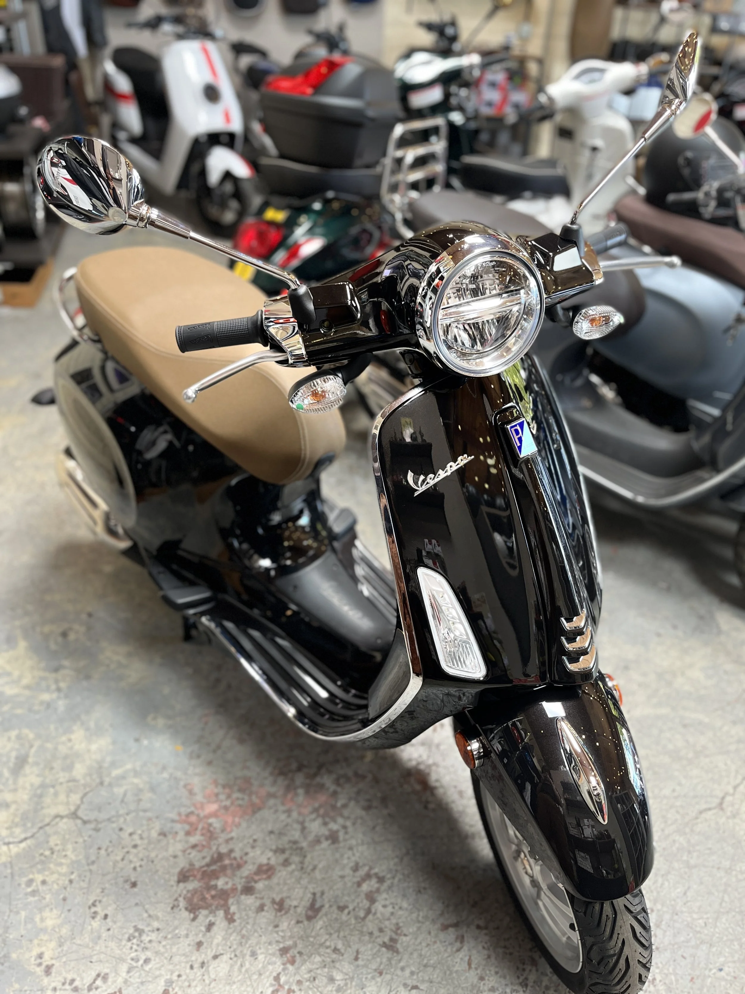 Vespa Primavera Black