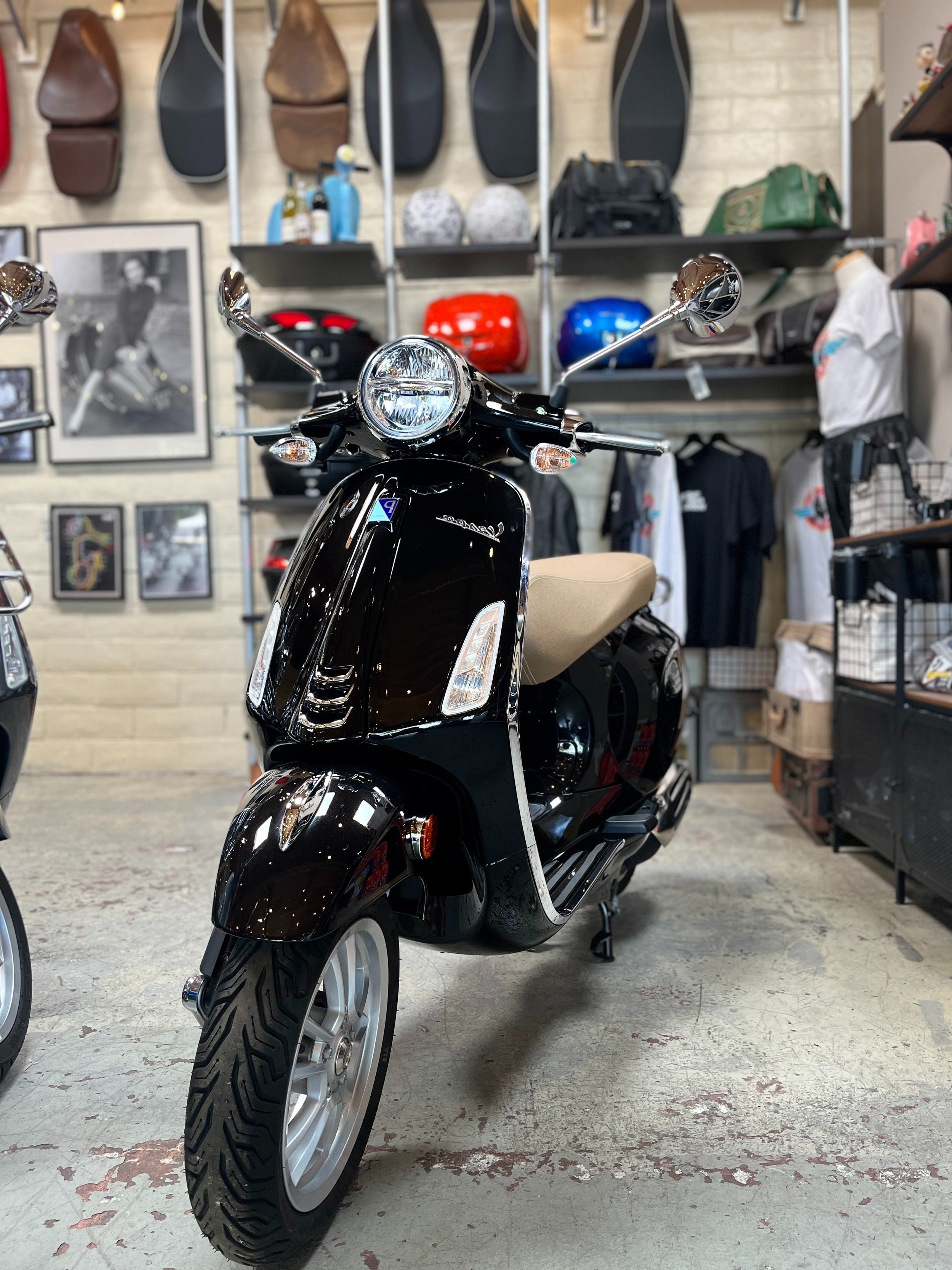 Vespa Primavera Black