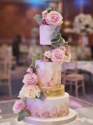 Expert advice Defy gravity with floating tier wedding cakes