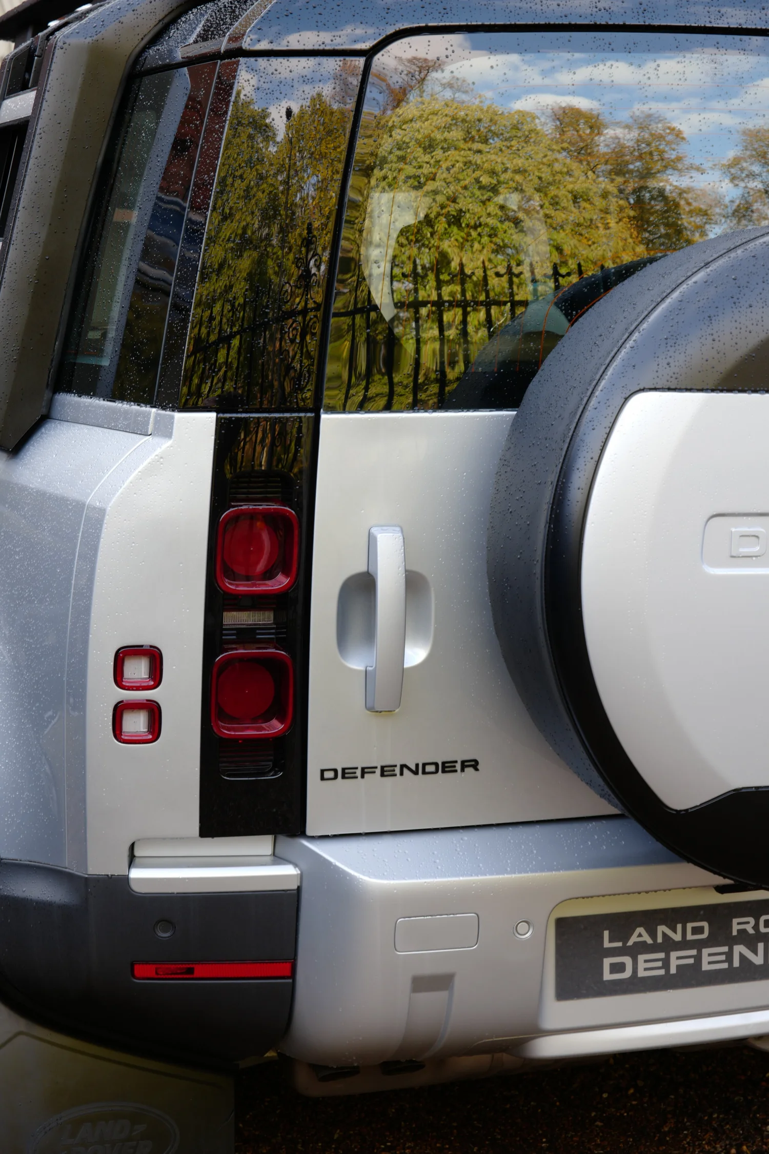 A first hands-on-the-wheel look at the new Defender — Exploring Overland