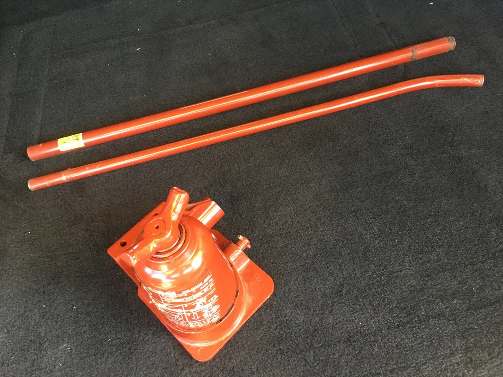 Pinnacle product? The Land Rover Coram bottle jack — Exploring Overland