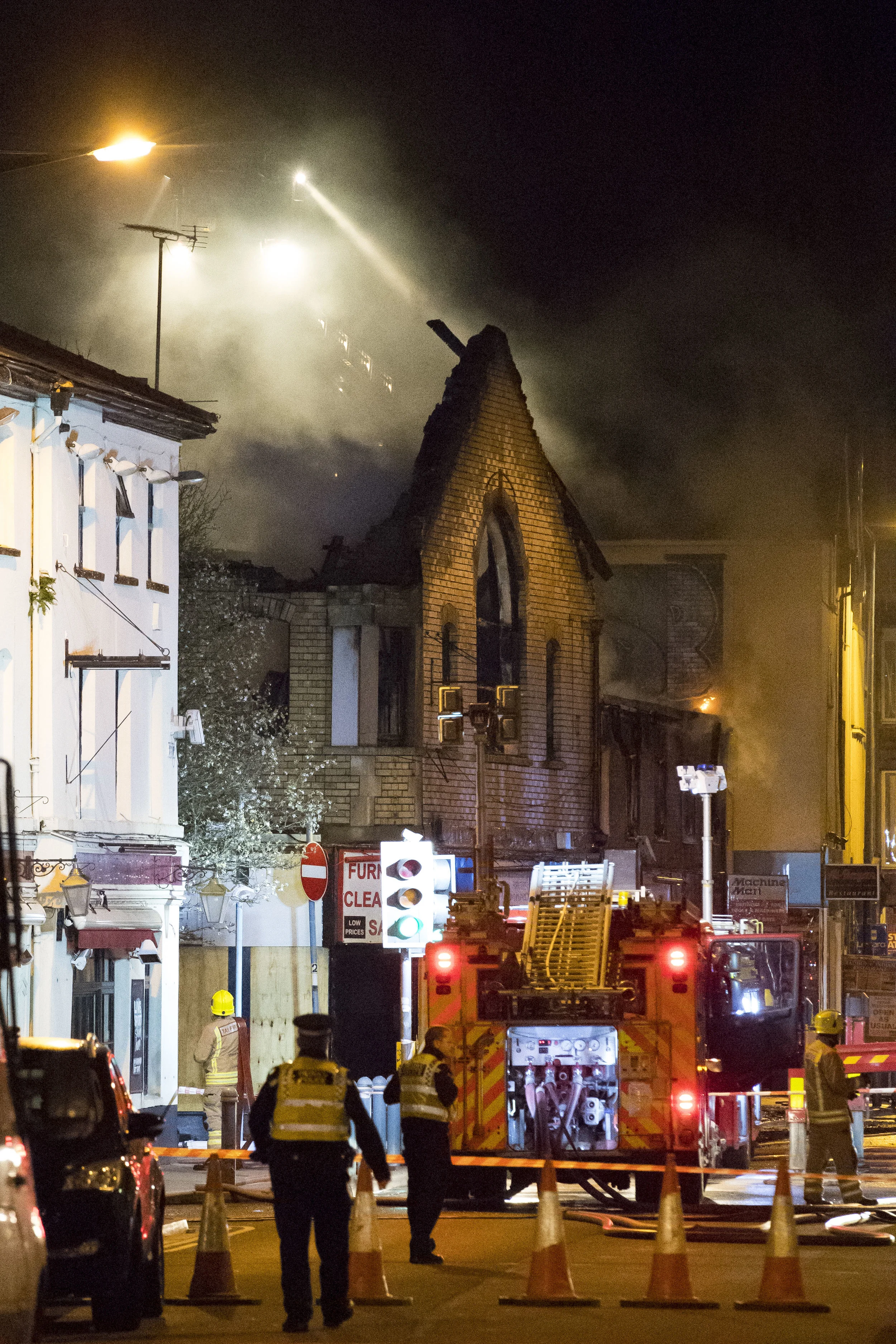 Fire at furniture store on City Road, Cardiff - Matthew Horwood Photography