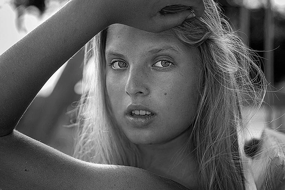 Zwartwit strand portret — Florence Schmit Photography