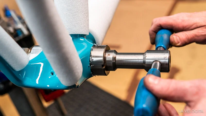 Facing carbon fibre bike frames - LA VELOCITA.