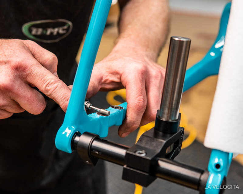 Facing carbon fibre bike frames - LA VELOCITA.