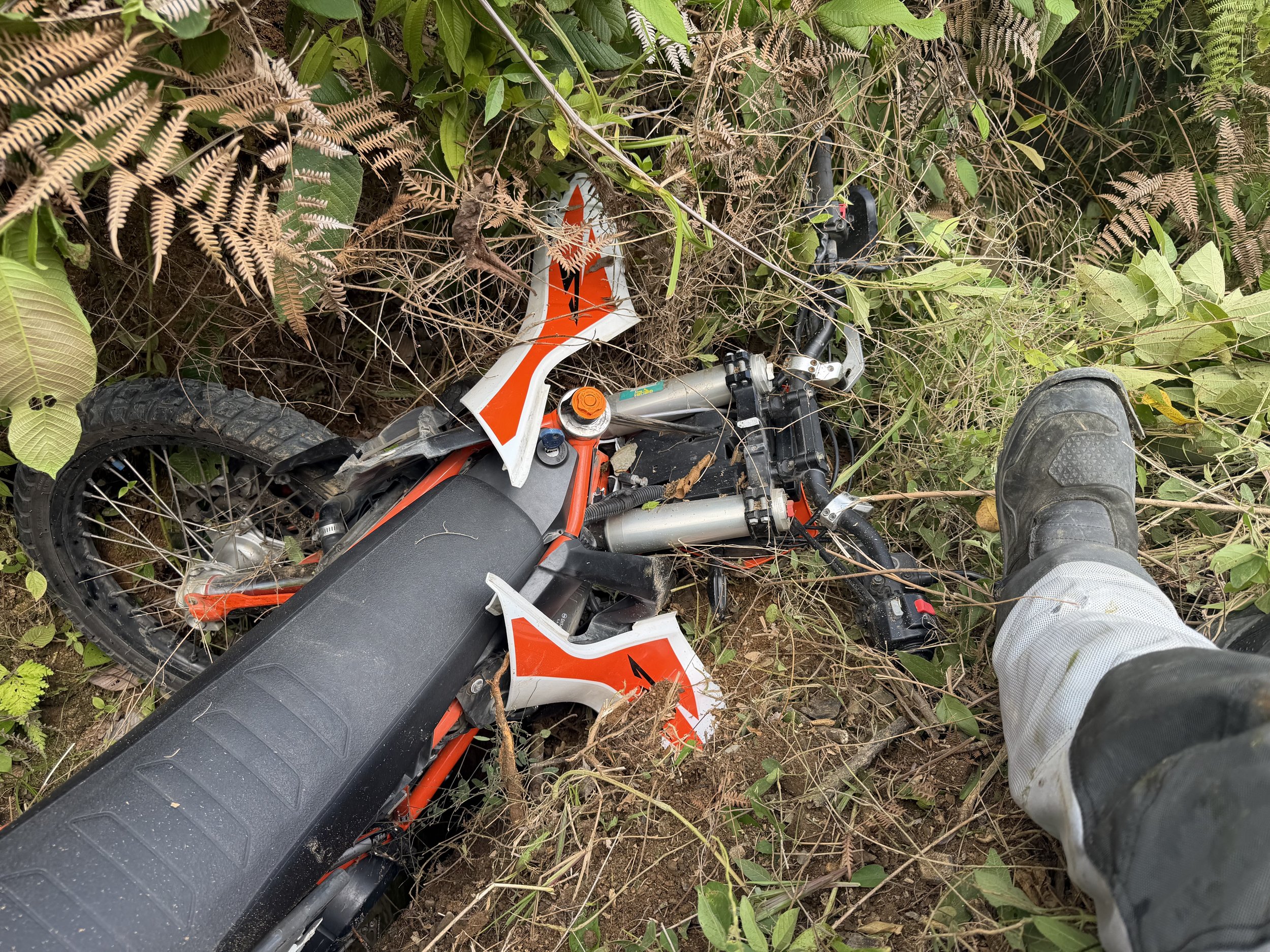 DEEP TROUBLE: Runaway Motorcycle on a Costa Rica Mountain Road ...
