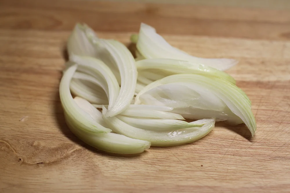 slice an onion - radial cutst-square in the kitchen