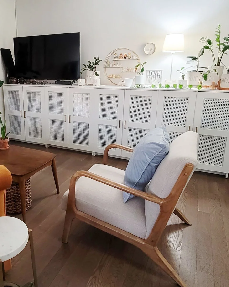 cabinet screen t-square in the kitchen