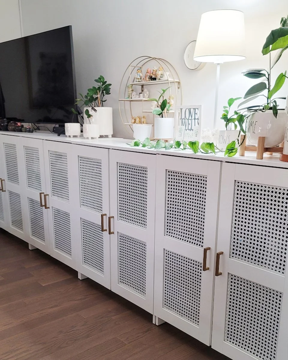 cabinet screen t-square in the kitchen